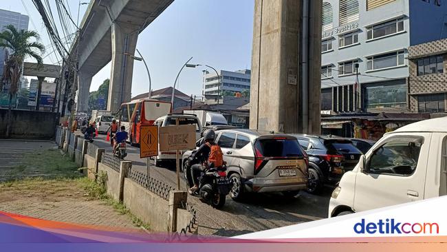 Warga Keluhkan Macet Sepanjang Hari Imbas Galian di Cipulir Jaksel