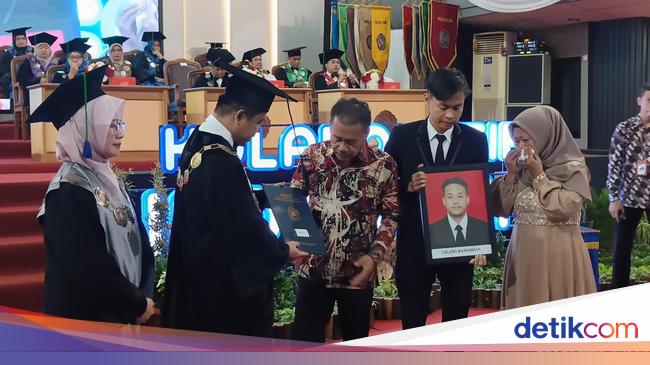 Haru Orang Tua Wakili Wisuda Anak Semata Wayangnya di UMP, Meninggal Sakit
