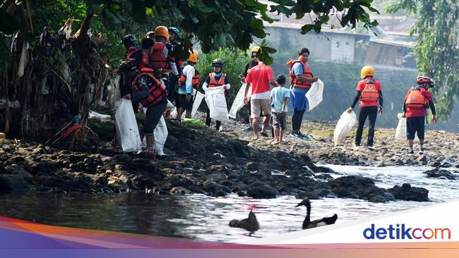 Aksi Bersih-bersih Sampah di Sungai Ciliwung