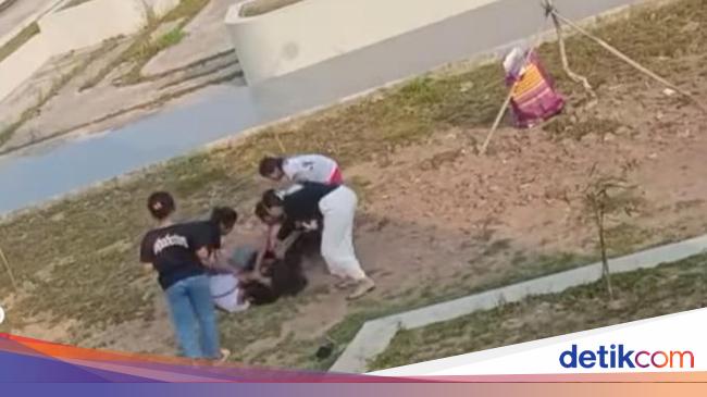 Heboh Duel Remaja Putri di Kawasan OPI Jakabaring, Diduga Rebutan Kekasih Heboh Duel Remaja Putri di Kawasan OPI Jakabaring, Diduga Rebutan Kekasih