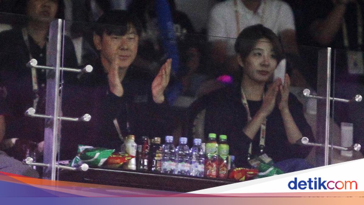 STY dan Istri Nonton Final Indonesia Open 2024