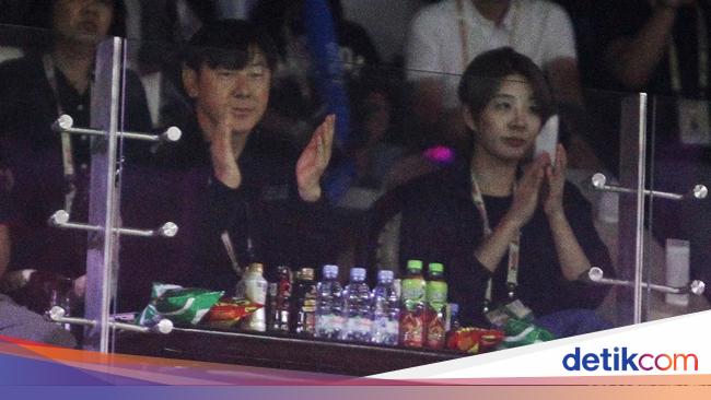 STY dan Istri Nonton Final Indonesia Open 2024