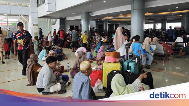 Penumpang KM Umsini Akan Tertahan 2 Hari di Makassar, Tunggu Kapal ...