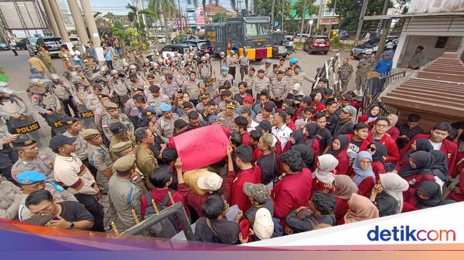 Demo IMM di DPRD Jember Diwarnai Baku Hantam dengan Polisi