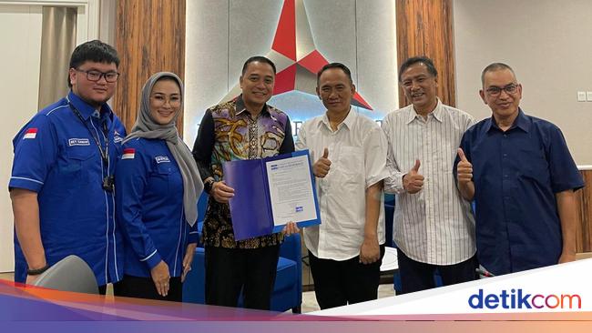 Demokrat Resmi Berikan Surat Tugas Cawali Surabaya kepada Eri Cahyadi Demokrat Resmi Berikan Surat Tugas Cawali Surabaya kepada Eri Cahyadi