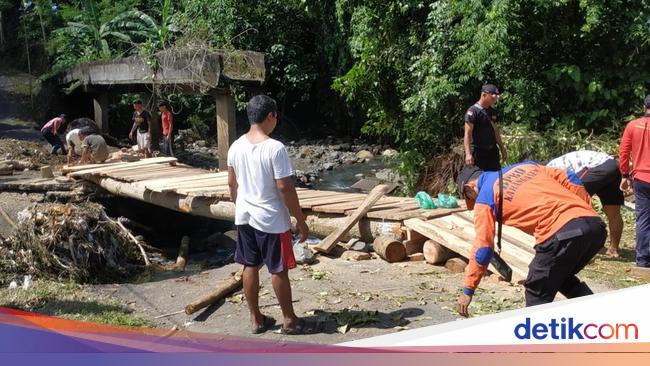 Jalan Jebol, Warga-Pemkab Karangasem Gotong Royong Bangun Jembatan Darurat