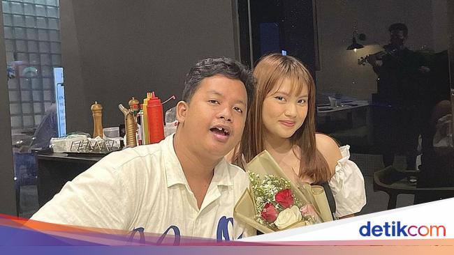 Mesranya Dustin Tiffani dan Calon Istri Saat Makan di Restoran