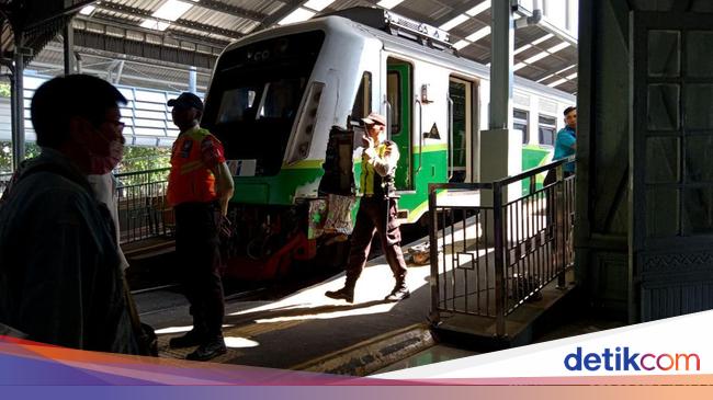 Penampakan Commuter Line Sindro Tertemper Truk di Sidoarjo