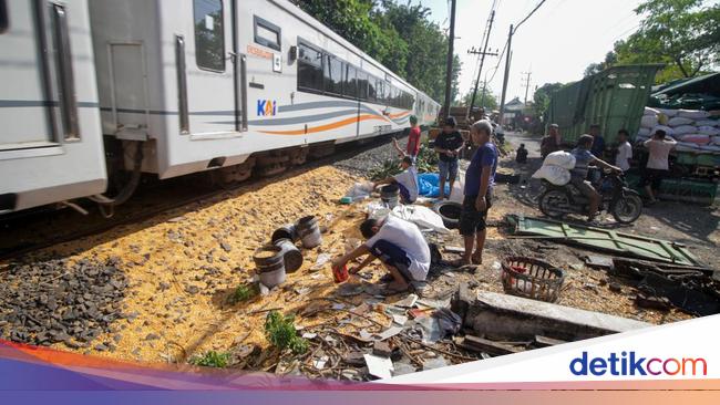 Truk Bermuatan Jagung Tabrak Kereta di Sidoarjo