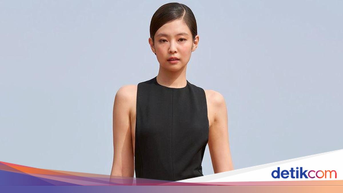 7 Foto Jennie BLACKPINK Debut Jadi Model Runway, Kenakan Gaun Side Boob
