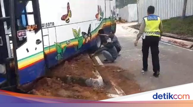 Bus Rombongan Mahasiswa ITB Tabrak Portal Parkir, Diduga Rem Blong