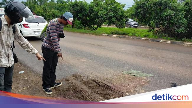 Kronologi Risky Tewas Terlindas Truk Usai Motor Jatuh ke Jalan Berlubang
