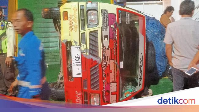 Pikap Muat Katul Terguling di Kapal Saat Seberangi Selat Bali