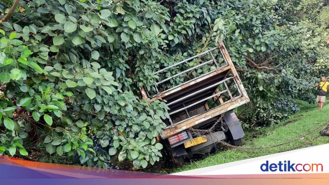 Truk Tangki Terperosok ke Parit Tol Jagorawi Usai Tabrak Mobil Bawa Galon
