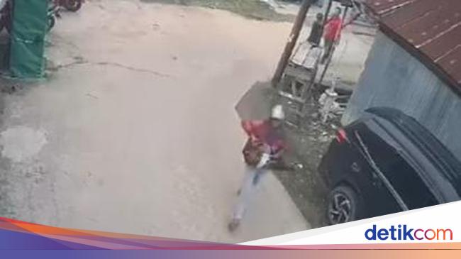 Maling Kambing di Palembang Terekam CCTV, Pelaku Pakai Helm Ojol