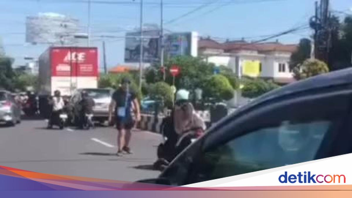 Viral Cowok Bule Pukul Pemotor Cewek Sampai Jatuh di Jalanan Bali