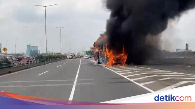 Bus Pariwisata Terbakar di Tol Arah Tanjung Priok, Lalin Macet