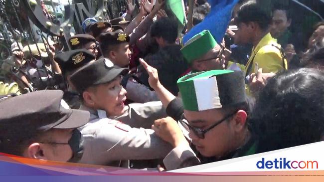 Demo Tolak Tapera di Lumajang Ricuh, Mahasiswa-Polisi Saling Dorong