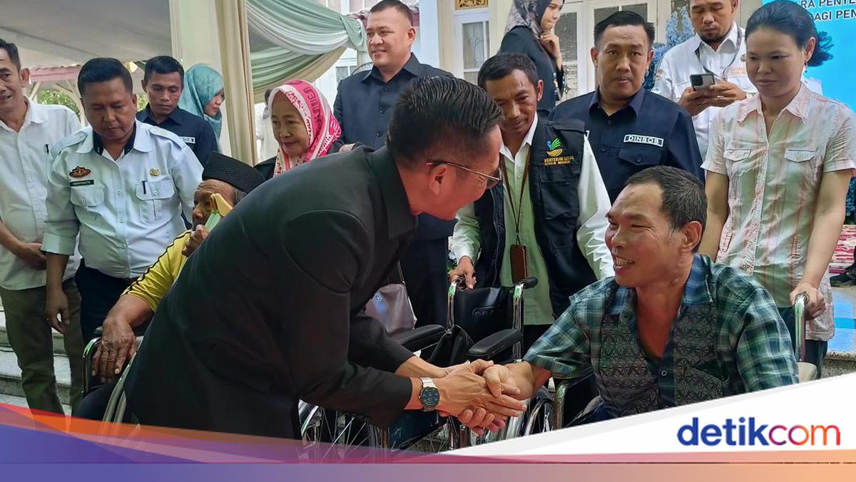 Palembang Ulang Tahun, Pemkot Bagikan 50 Kursi Roda-100 Alat Bantu Dengar