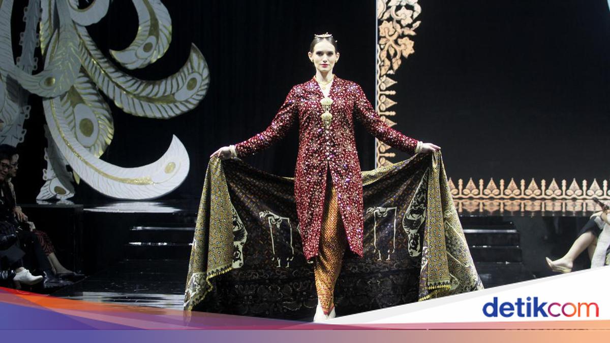 10 Koleksi Batik Karya 26 Desainer di Fashion Show Cerita Batik Emil ...