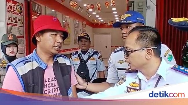 Jukir Nakal di Kota Malang, Tak Beri Kembalian Saat Dibayar Rp 20 Ribu Jukir Nakal di Kota Malang, Tak Beri Kembalian Saat Dibayar Rp 20 Ribu