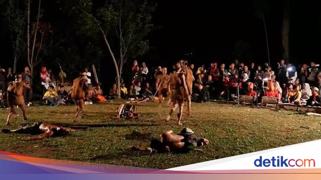 Mengenal Tari Poang, Tarian Adat Penyambutan Tamu oleh Suku Sakai di Riau Mengenal Tari Poang, Tarian Adat Penyambutan Tamu oleh Suku Sakai di Riau