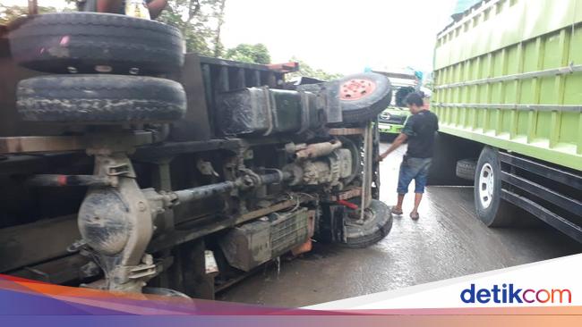 Truk Angkut Pakan Ternak Terbalik di Maros gegara Jalanan Licin