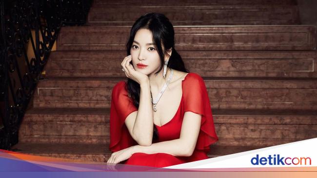 7 Gaya Song Hye Kyo Bergaun Merah di Acara Chaumet, Ketemu Cha Eun Woo