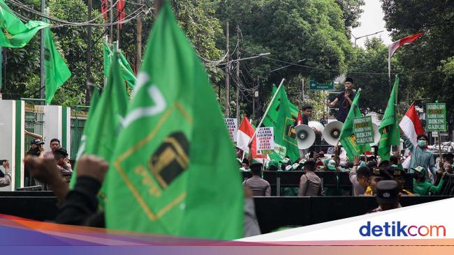 Massa Pro dan Kontra Mardiono Berunjuk Rasa di DPP PPP