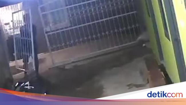 Pencuri di Kosan Terekam CCTV, Pelaku Lepas Pagar-Angkat Ban Depan Motor