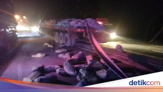 Truk Nangkring di Tengah Median Jalan Lamongan, Muatan Semen Berceceran