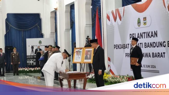 Ade Zakir Hasyim Dilantik Jadi Pj Bupati Bandung Barat Ade Zakir Hasyim Dilantik Jadi Pj Bupati Bandung Barat