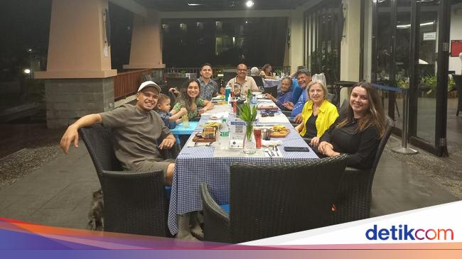 Ragnar Oratmangoen Pulang Kampung ke Maluku, Disambut Meriah Keluarga-Warga