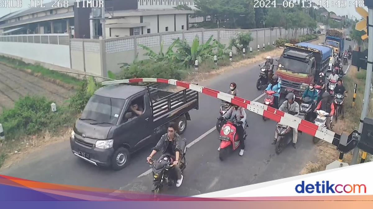 Viral Pikap Tabrak Palang Pintu Pelintasan KA di Kediri Berujung ...