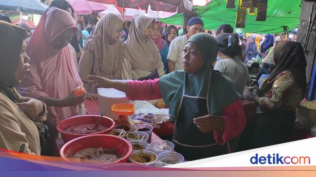 Penjual Bumbu Basah-Santan di Palembang Mulai Diserbu Emak-emak