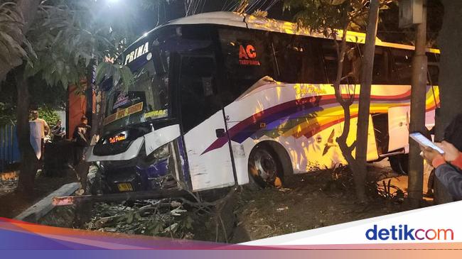 Bus Dali Prima Seruduk Grand Livina Muat Sekeluarga di Lamongan