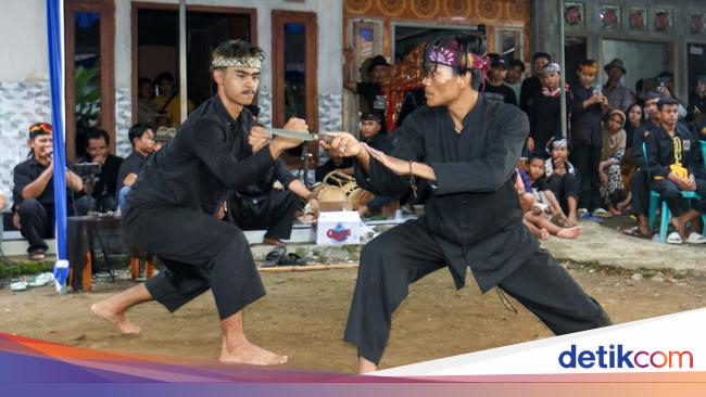 Atraksi Pencak Sumping Mondoluko Rayakan Idul Adha