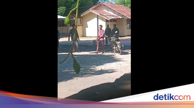 Aksi Nekat Pria Mabuk Kejar Polisi Pakai Parang di Bima