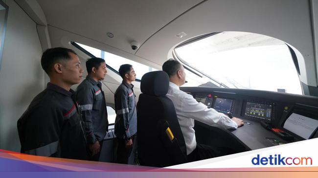 Intip Calon Masinis Belajar dalam Kabin Kereta Cepat