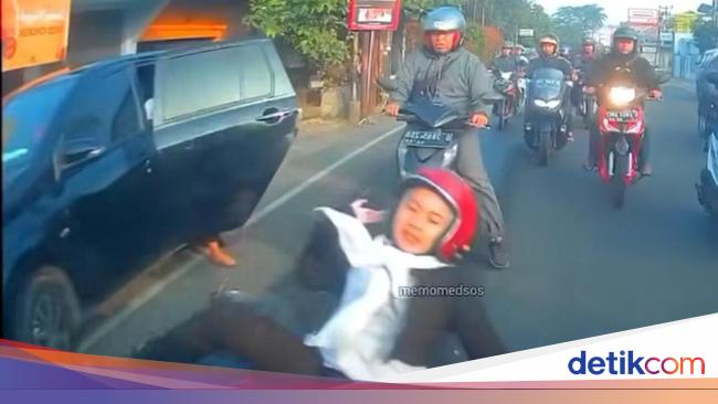 Penumpang Sembarangan Buka Pintu Mobil, Pemotor Wanita Jadi Korbannya