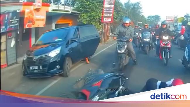 Viral Pemotor Hantam Pintu Mobil yang Dibuka Sembarangan, Ini Pelajarannya
