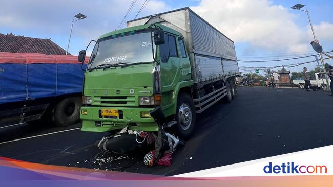 Pemotor Nyaris Tewas Saat Ditabrak Truk Tronton di Jalan Denpasar-Gilimanuk