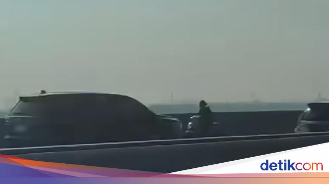 Alasan Pemotor Nekat Tak Pakai Helm Berkendara Lawan Arah di Tol MBZ Alasan Pemotor Nekat Tak Pakai Helm Berkendara Lawan Arah di Tol MBZ