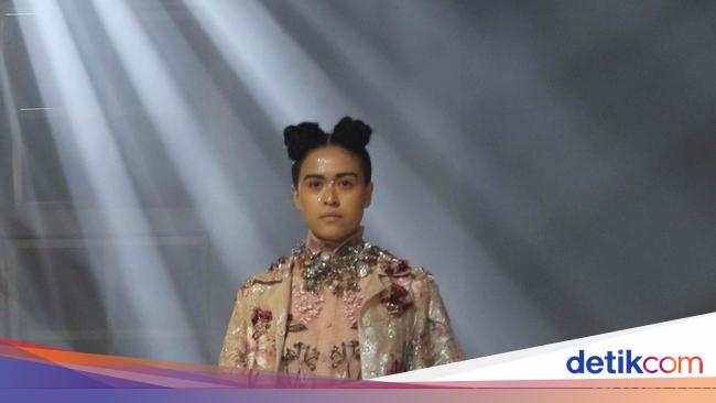 Foto Koleksi Biyan Spring/Summer 2025, Busana Terinspirasi Keindahan Bunga