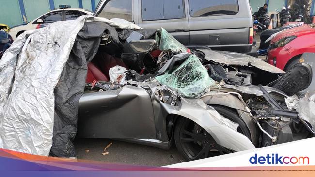 Nyetir Mobil Sport seperti Porsche yang Kecelakaan di Tol Dalkot ...
