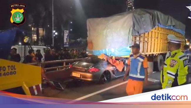 Porsche Terseret 150 Meter Usai Tabrak Pantat Truk di Dekat GT Kuningan 2