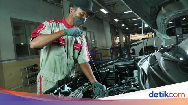 Kisaran Biaya Ganti Oli Mobil 2024 di Bengkel dan Sendiri