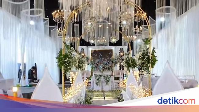 Pernikahan Viral, Digelar di Lapangan Tanah Rasanya bak di Gedung Mewah