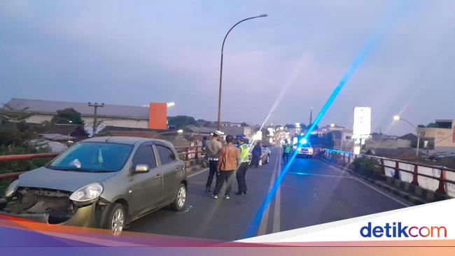 3 Kendaraan Tabrakan di Flyover Cimindi, Satu Orang Terluka