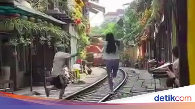 Turis Pose di Tengah Rel Kereta Api, eh... yang Didenda Pemilik Kafe